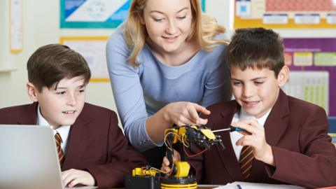 School open days: Eight things to look for - BBC News