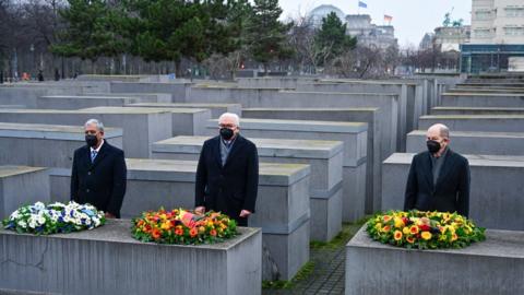 Survivors and leaders mark Holocaust Memorial Day - BBC News