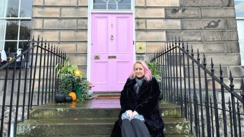 Edinburgh pink door woman says colour was in guidelines - BBC News