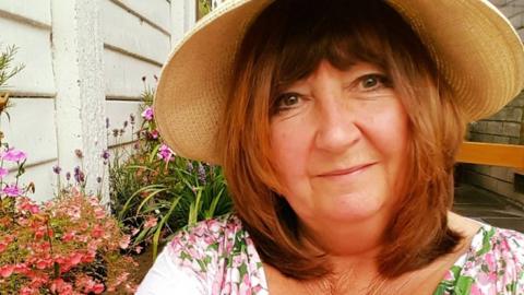 Bell End: Thousands back petition to keep street name - BBC News