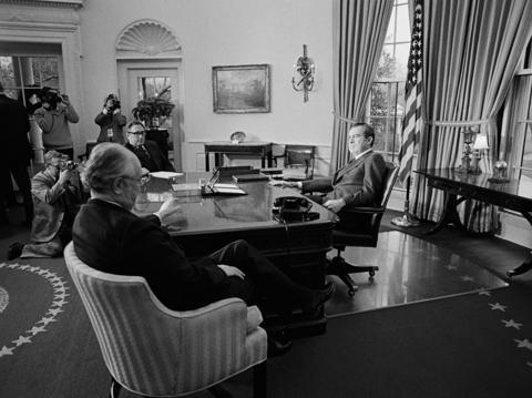 Stephen B. Young: 'Sự phản bội của Henry Kissinger là nguyên nhân chính ...