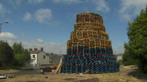 Belfast bonfires: Police protection for removal teams - BBC News