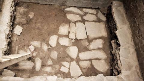 Aztec altar with human ashes uncovered in Mexico City - BBC News