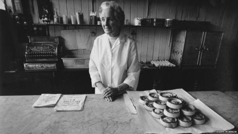 'Father of modern Scots photography' Joseph McKenzie dies - BBC News