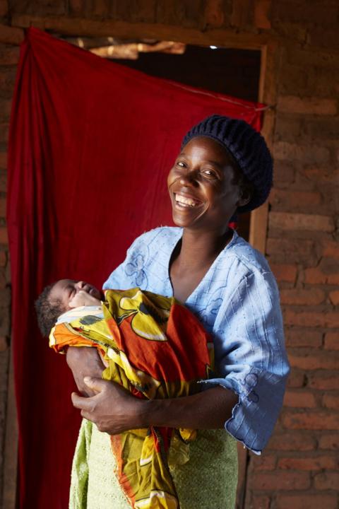 Malawi mums and their newborns on their first day of life - BBC News