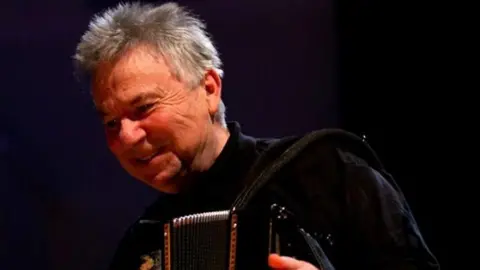 Acclaimed accordionist Fergie MacDonald dies aged 86