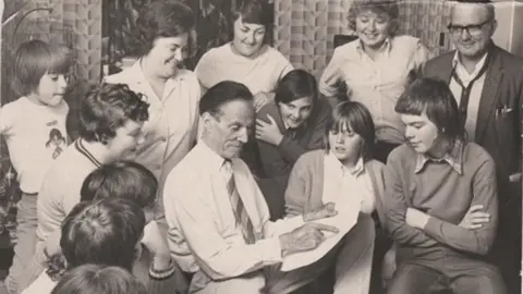 Pioneers of women's football to receive blue plaque in Luton