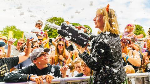 Full line-up for Camp Bestival Shropshire revealed - BBC News