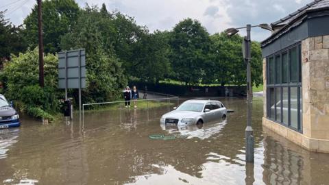 Stroud town centre hit by flooding after heavy rain - BBC News