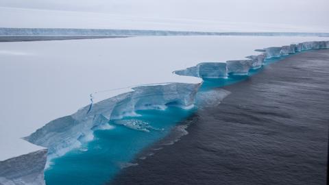 A68: Iceberg that became a social media star melts away - BBC News