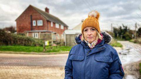 Happisburgh: The Norfolk village crumbling into the sea - BBC News