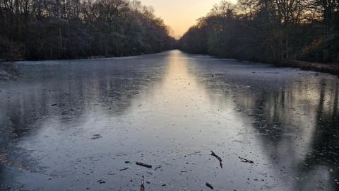 Children seen playing on ice after Solihull lake deaths - BBC News