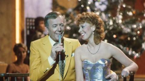 Val Doonican, Irish singer, dies at 88 - BBC News