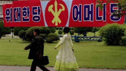 What the shops and shoppers of North Korea tell us - BBC News