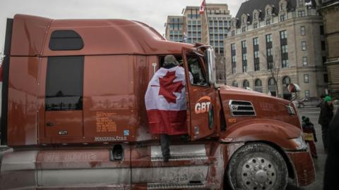 Freedom Convoy: GoFundMe seizes funds of Canada 'occupation' - BBC News