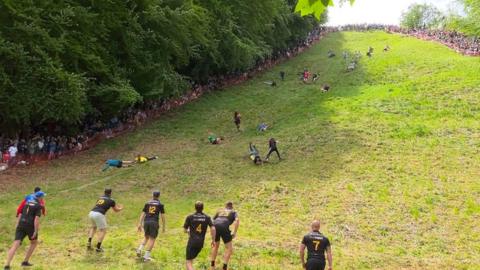 Cheese rolling race: Hundreds compete in Coopers Hill event - BBC News