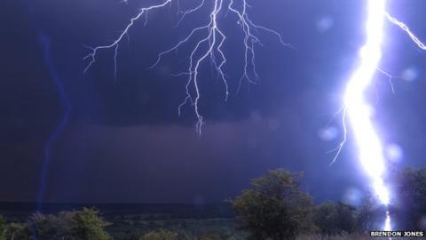 Lightning hits UK: In pictures - BBC News
