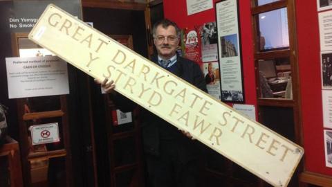 Aberystwyth street signs sold at auction for £15,000 - BBC News