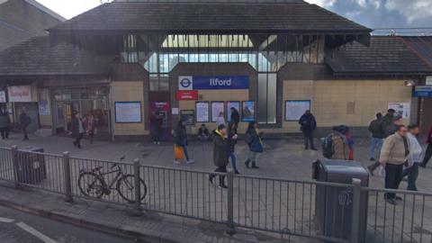 Ilford Station stabbing: Police officer attacked - BBC News