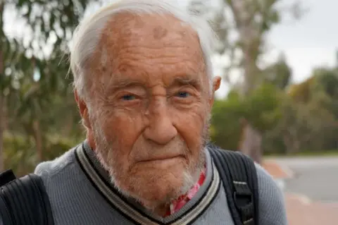 David Goodall: Australian scientist, 104, ends life 'happy'