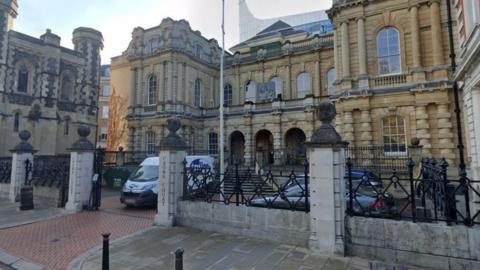 Man admits 1986 kidnap and assault of child in Bracknell - BBC News