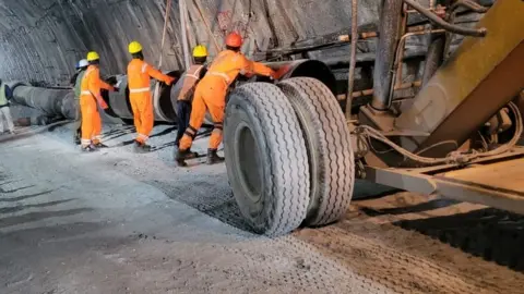 Uttarakhand tunnel collapse: Rescuers to drill new tunnels for trapped ...