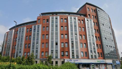 Leeds: Eldon Court student block evacuated over fire risks - BBC News