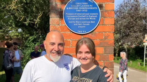 Luton: Pioneers of women's football honoured with blue plaque