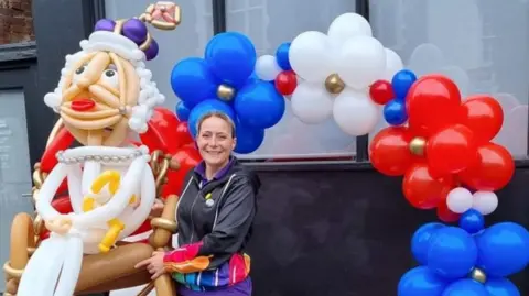 Redditch woman wins award at Blackpool balloon twisting event