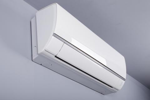 Covid-19: Five ways to avoid catching the virus indoors - BBC News