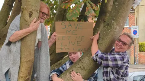 Protesters form human chain to save Newport Pagnell trees