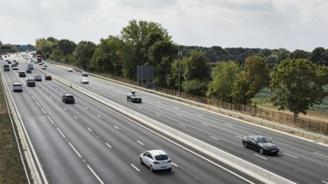 M4 full closure warning between M25 and Langley - BBC News