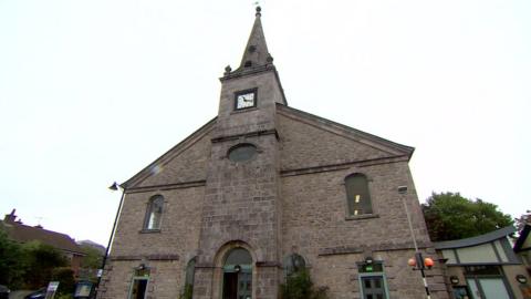 Devon libraries to help with rising winter costs - BBC News