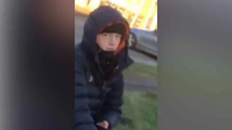 Kirkby-in-Ashfield: Police hunt suspect after meat cleaver attack