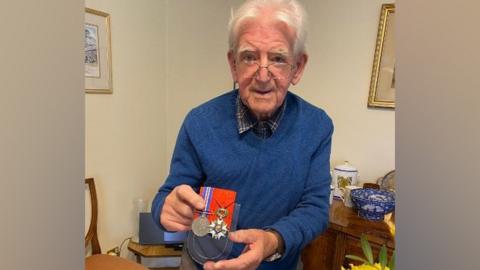 Sid Metcalfe funeral: Military send-off for Normandy veteran - BBC News