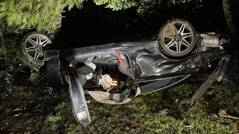 Nottinghamshire: Driver 'lucky' to walk away from Selston car crash