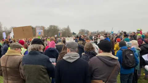 Hundreds protest in Oxford over sewage in River Thames