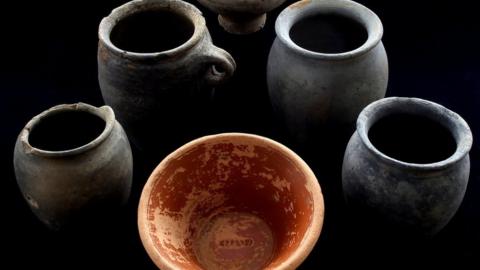 'Outstanding' Roman relics discovered at roadside - BBC News