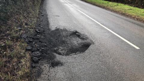 Pothole concerns in Devon as thousands repaired a week - BBC News