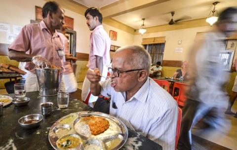 The restaurant that has a city eating out of its hands - BBC News
