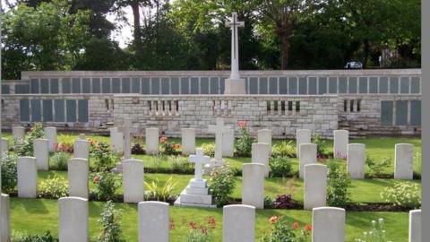 Princess Anne marks SS Mendi tragedy in Southampton - BBC News
