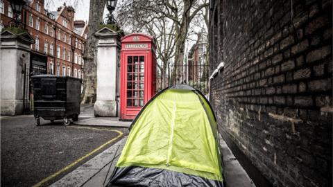 Homelessness: Rough sleepers in London up by nearly a quarter - BBC News