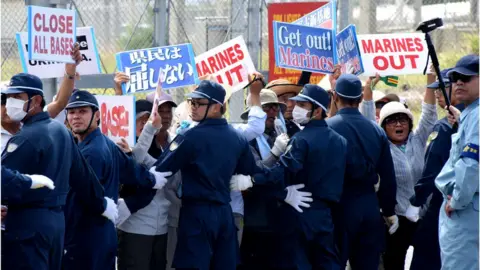 Okinawa: Tokyo to overrule referendum on US base