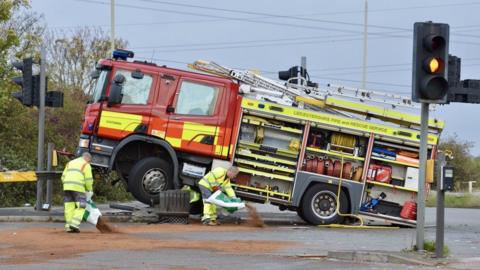 Man dies in Leicester fire engine crash - BBC News