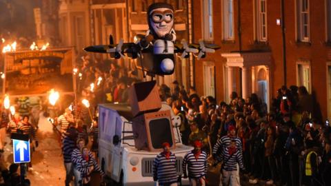 Lewes Bonfire Night effigies include a urinating Boris Johnson - BBC News