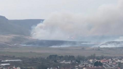 Blaenau Ffestiniog mountain fire: Residents of 20 homes return - BBC News