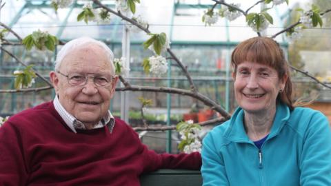 Beechgrove Garden presenter Jim McColl retires after 40 years - BBC News