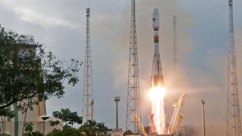 Astronauts dock at the International Space Station - BBC News