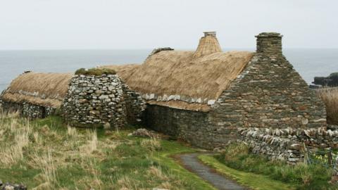Scotland's thatched buildings surveyed - BBC News