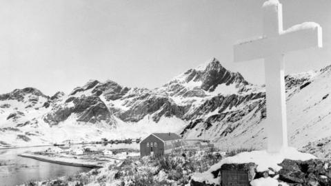 Plaque marks 100 years since Shackleton's final expedition - BBC News